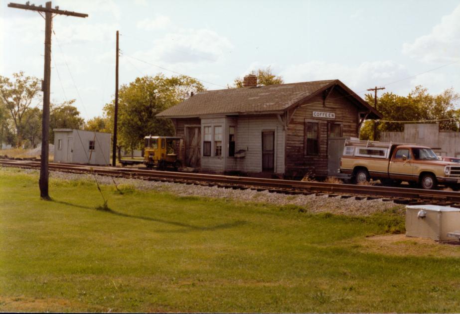 Clover Leaf Depot Coffeen IL 10-1980 | The Nickel Plate Archive
