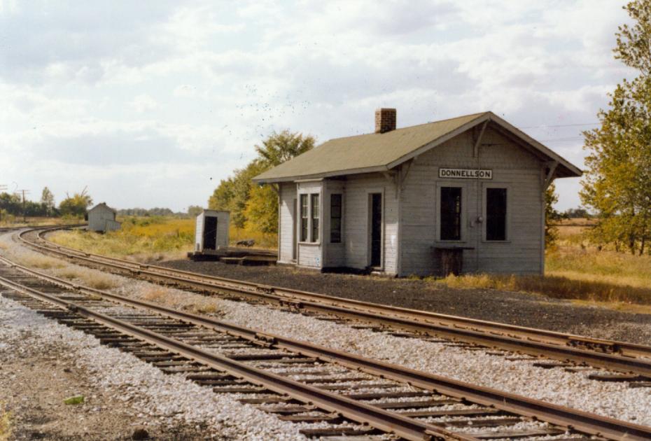 Clover Leaf Depot Donnellson IL 10-1980 | The Nickel Plate Archive