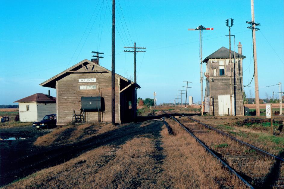 Clover Leaf Depot Malinta OH South end 10-12-75 | The Nickel Plate Archive
