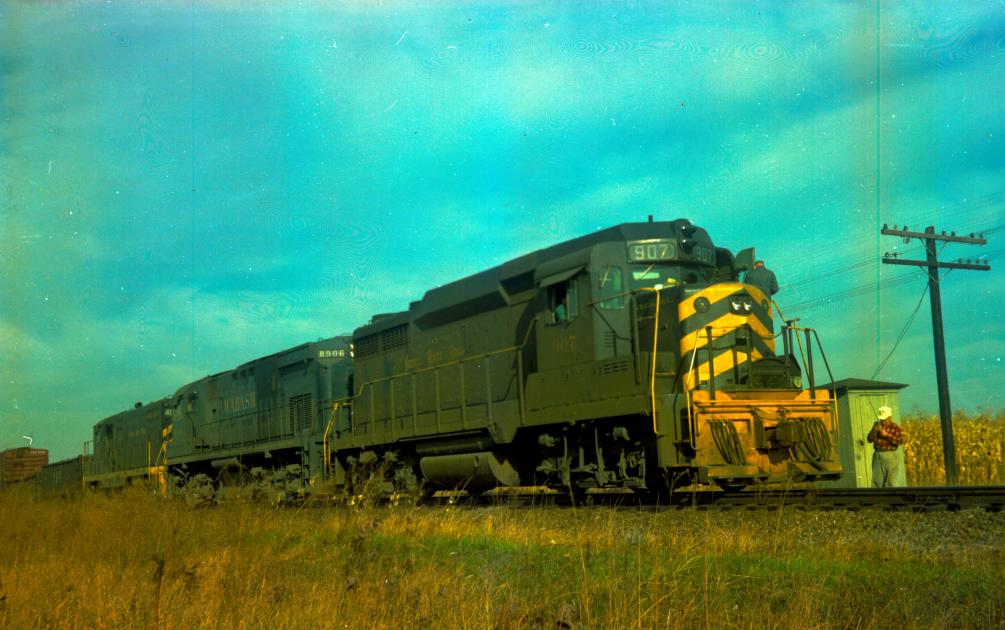 NKP GP30 907 Bellevue OH 10-11-65 | The Nickel Plate Archive