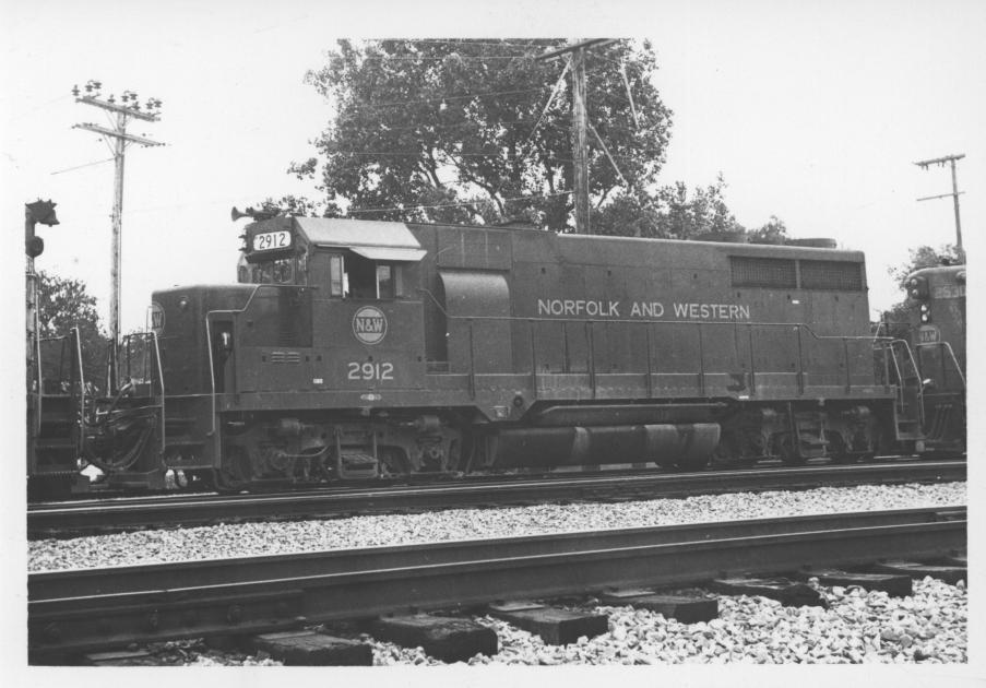 N&W GP35 2912 Bellevue OH 7-5-1970 | The Nickel Plate Archive