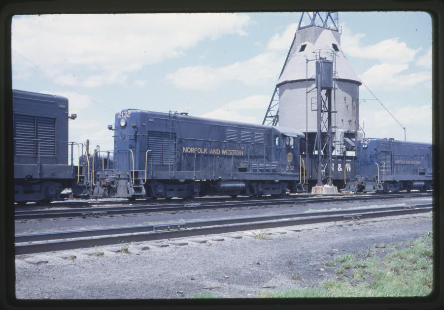 H-10-44s #2132 and #2127 in May 1967 | The Nickel Plate Archive
