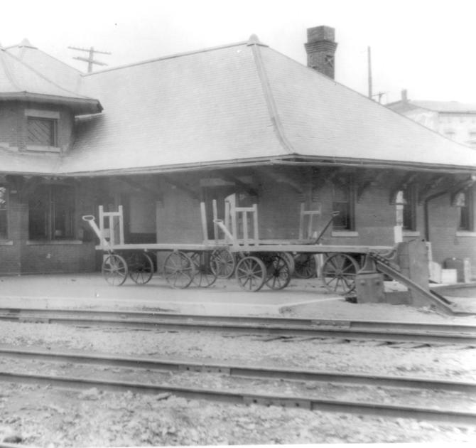 WLE Fremont OH. 6 Pass Sta Bagge Carts | The Nickel Plate Archive