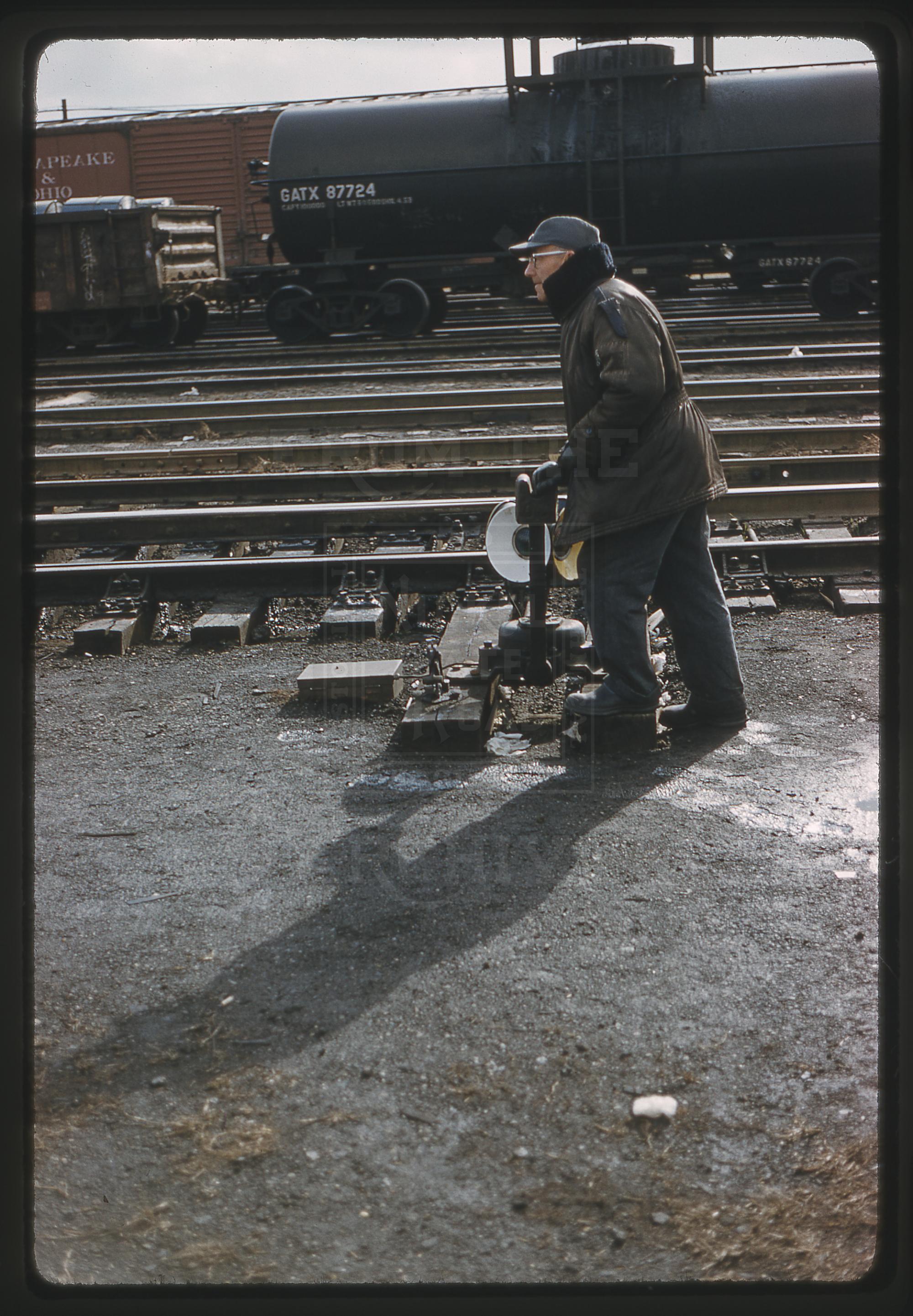 Worker throwing switch in November 1960 | The Nickel Plate Archive